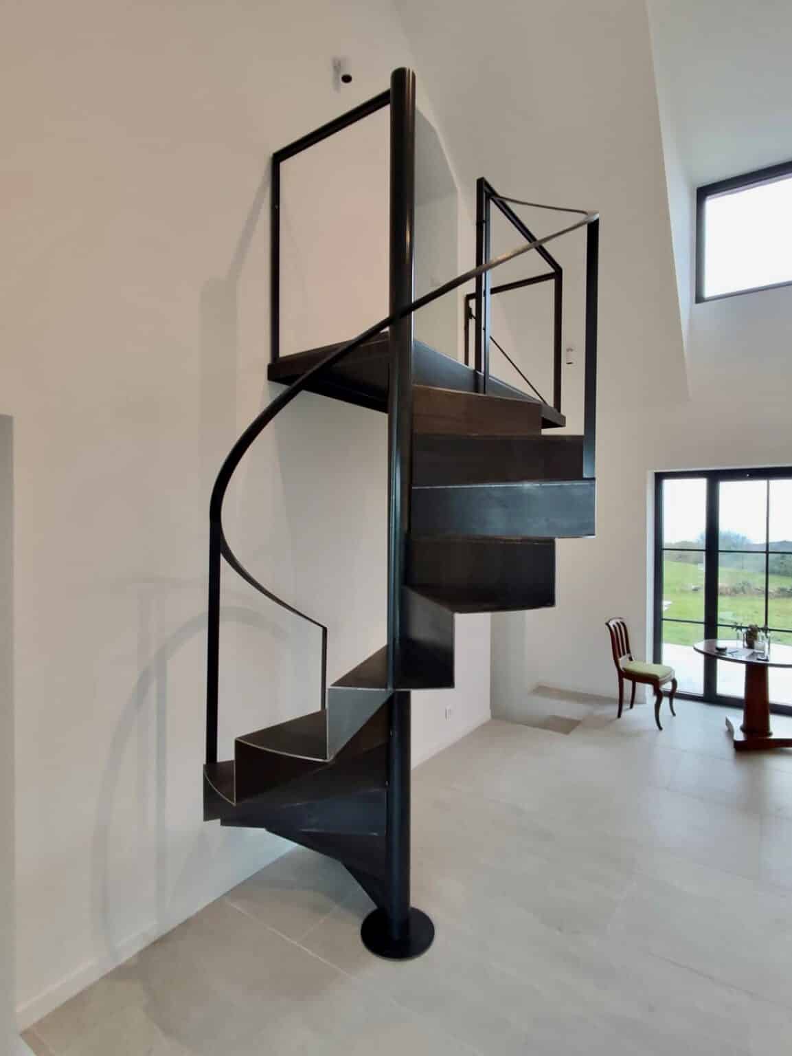 Escalier métal hélicoïdal PLEINO © - GROIX - Métal Design
